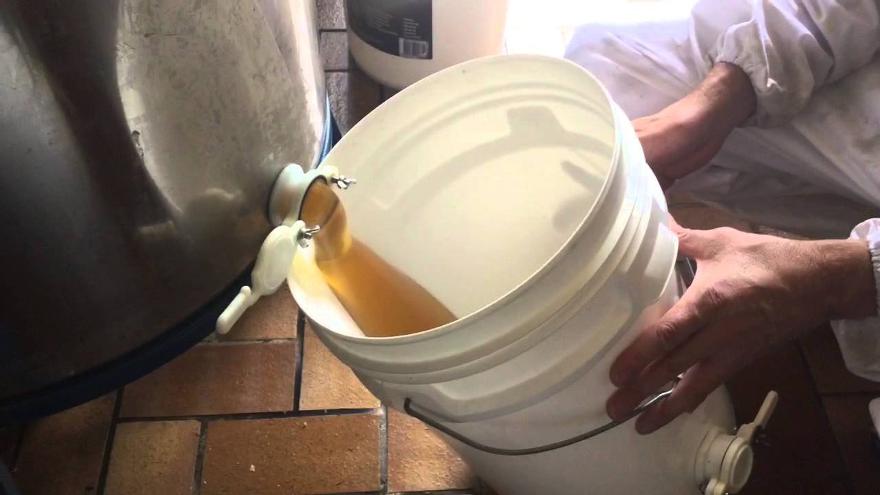 decanting honey off the settling tanks - YouTube
