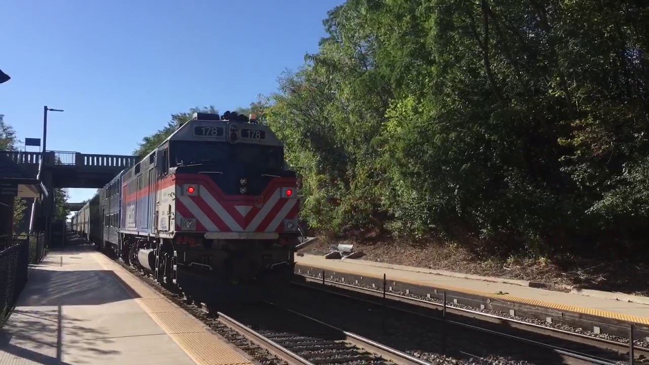Metra 178 in its new paint - YouTube