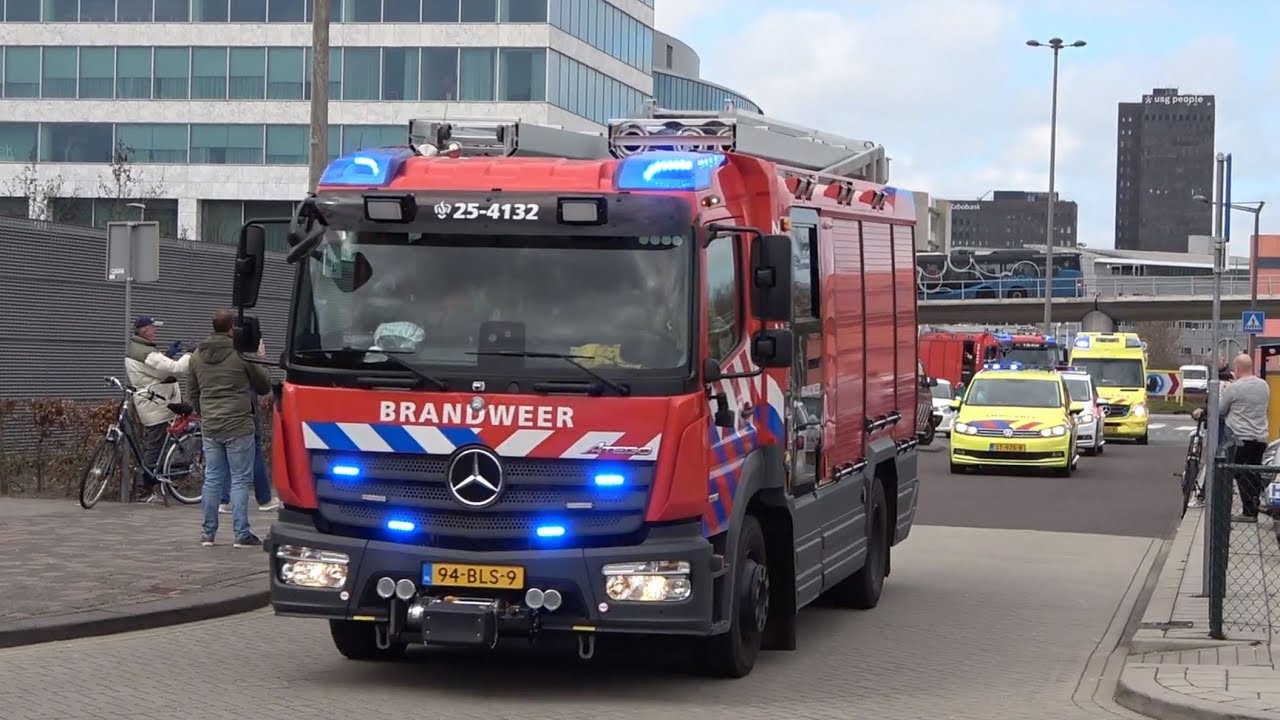 Eerbetoon van hulpdiensten aan zorgmedewerkers Flevoziekenhuis - YouTube