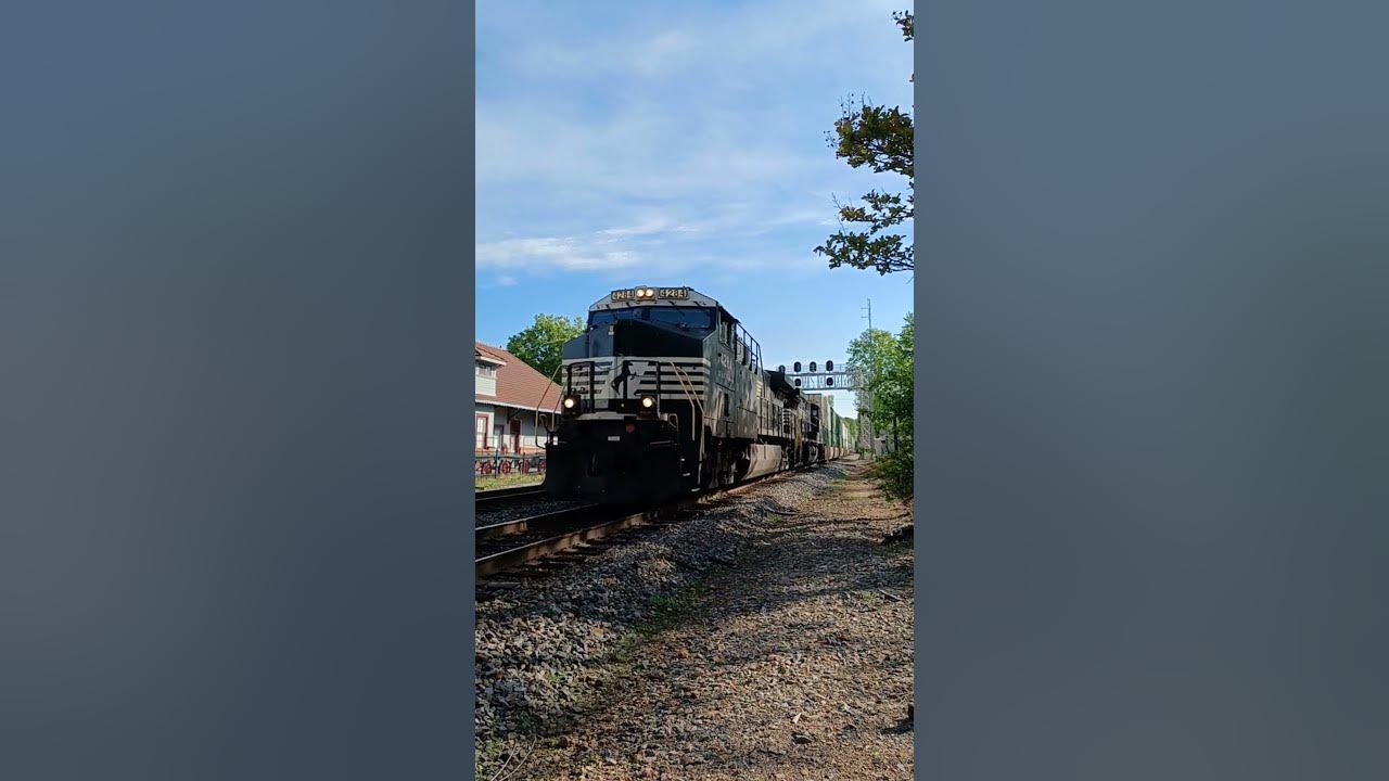 Super-Fast DUO "Great Horn thru downtown" Norfolk Southern #4284 led NS #27a @rider22 - YouTube