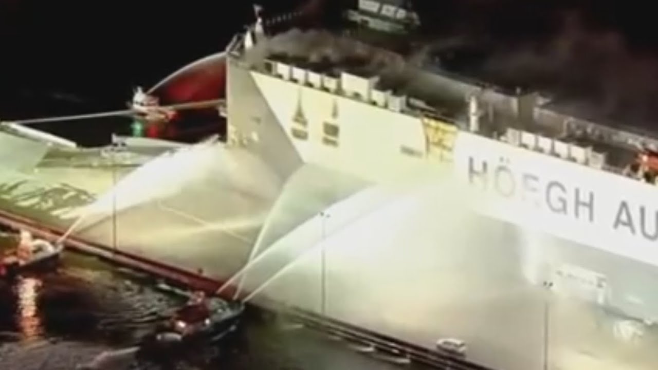 Video ... a ship fire at an American port and an explosion 🧐😱😰 - YouTube