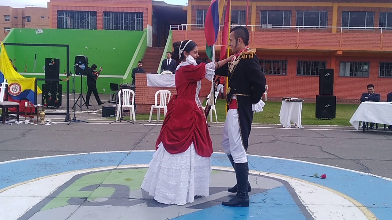 Pareja bailando contradanza - YouTube