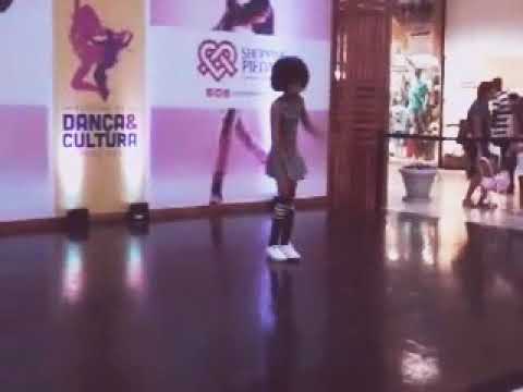Menina   dançando   no   shopp