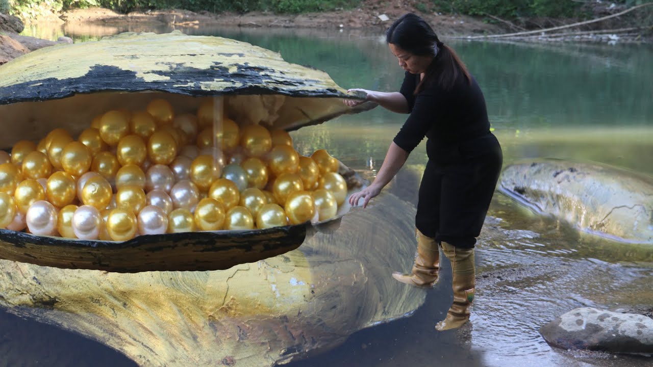 Clams' Gamble: A Girl's Daring Attempt to Turn a River Monster into a ...