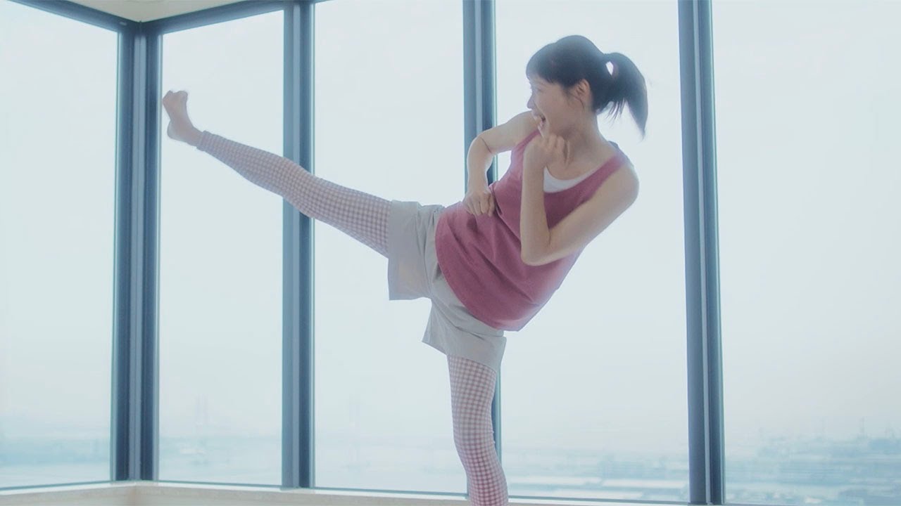 上野樹里、見事な蹴りも！ 健康気遣いキックボクササイズ 「every frecious」新CM「毎日が変わった」編 - YouTube