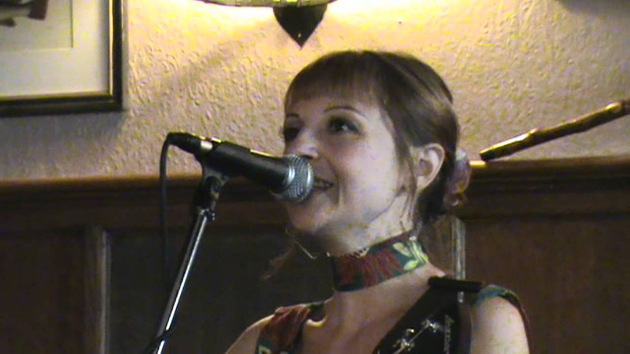 Nuala at the 2011 Hertford Music Festival‏ - YouTube