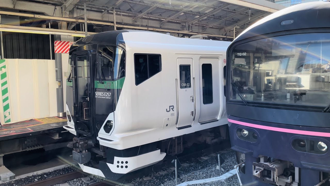 【臨時特急新宿・青梅奥多摩93号】E257系5500番台OM-52編成が新宿駅を発車するシーン（9353M）2021.10.23 - YouTube
