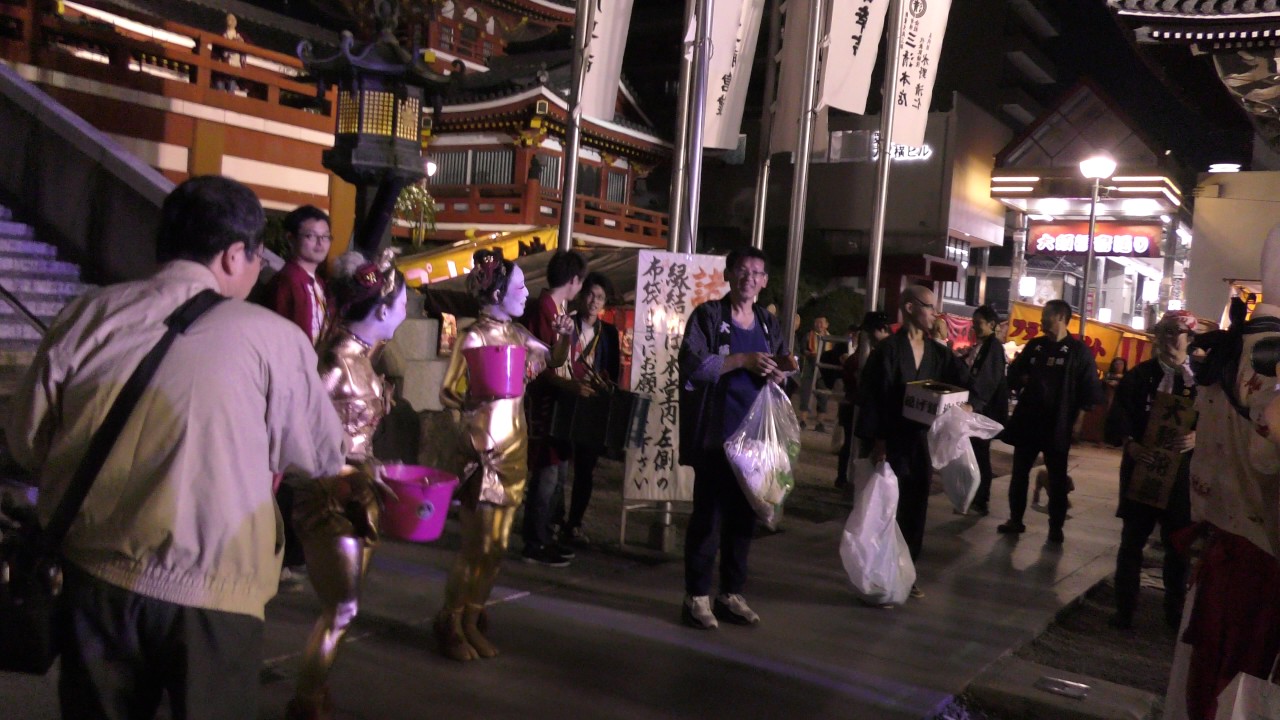Street performance japanese golden butoh dancers - YouTube