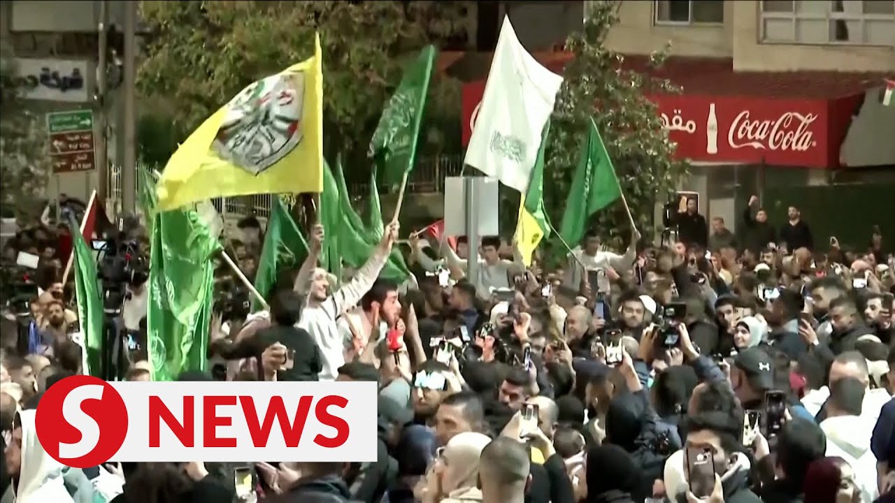 Palestinians cheer as 39 prisoners freed from Israel - YouTube