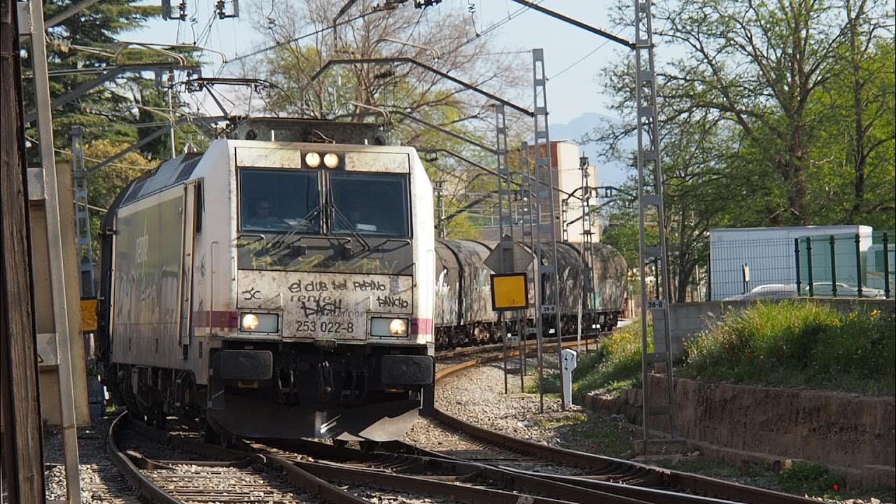 Renfe 253.022 con bobiner ronyós por Figueres - YouTube