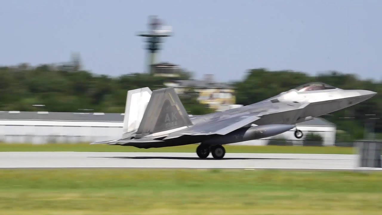 F-22 and C-17 Arrival to 32nd Tactical Air Base in Łask, Poland - YouTube