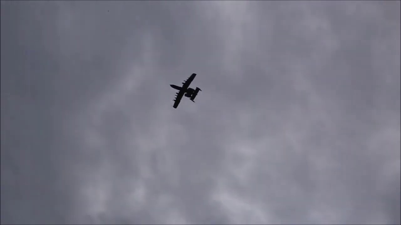 USAF A-10 Thunderbolt II's strafing runs - YouTube