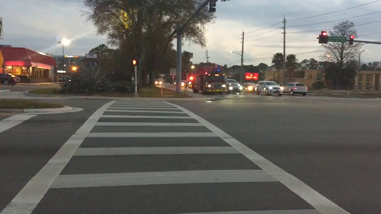 JFRD Ladder 44 in Ex L09 Responding - YouTube