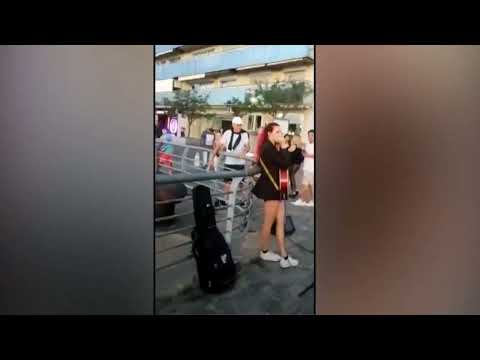 LA POLICÍA DE LA CIUDAD DESALOJÓ A UNA ARTISTA CALLEJERA POR EL DELITO DE… CANTAR