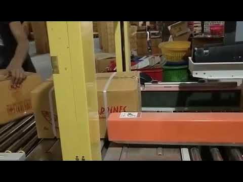 Бутылки с кетчупом, картонные ящики, ленты, верхние и нижние ленты ...