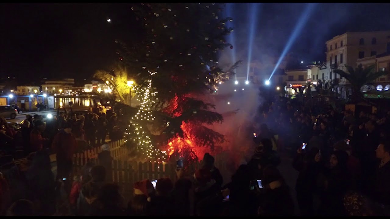 Χριστουγεννιάτικο Δέντρο στη Μυτιληνη - YouTube
