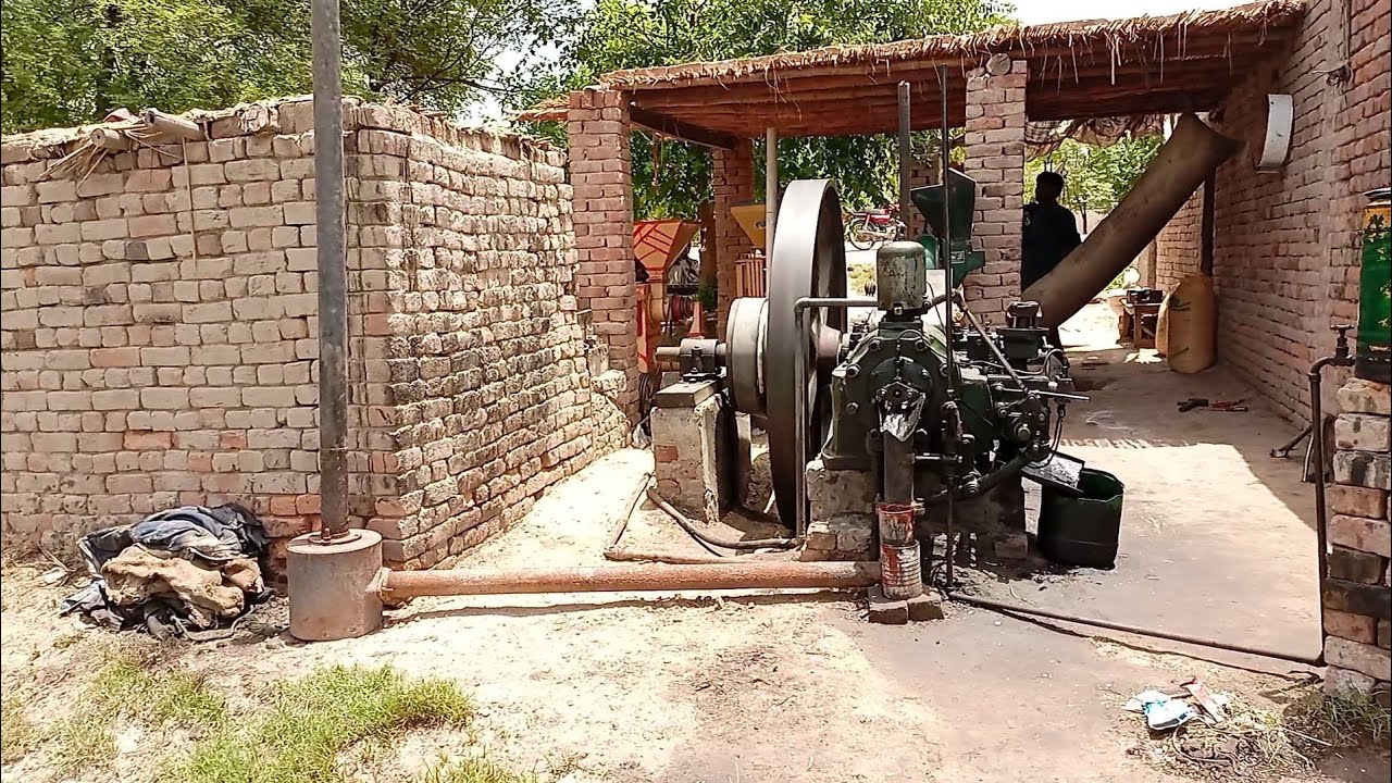22 Hp black old diesel engine work on wheat grinding machine - YouTube
