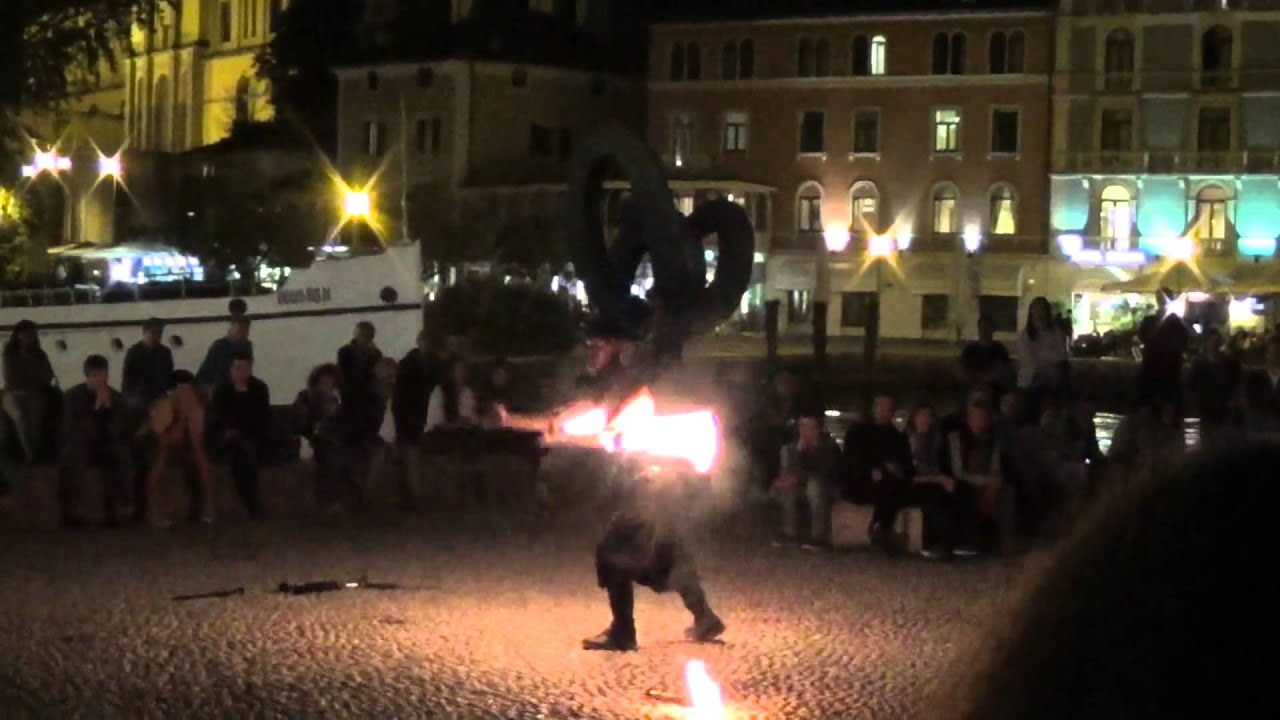 Spettacolo giocoliere con il fuoco - YouTube