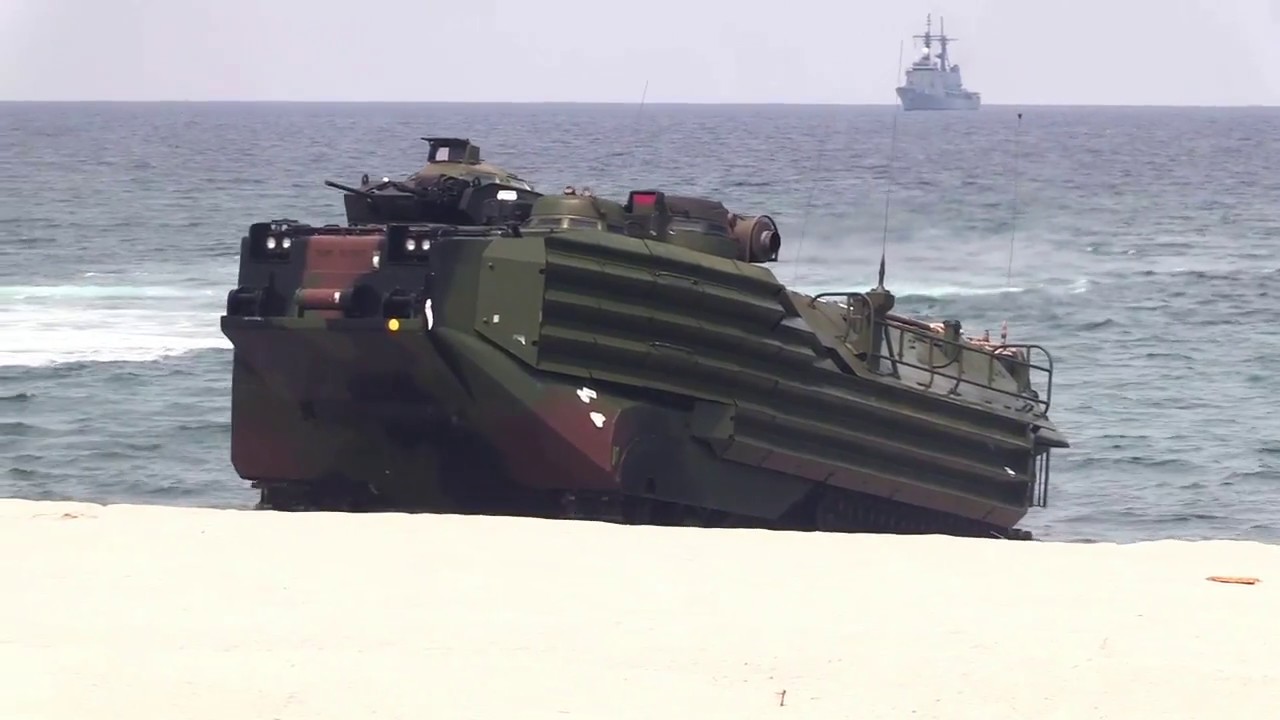 Balikatan 2018: US, PH troops conduct amphibious landing exercise - YouTube