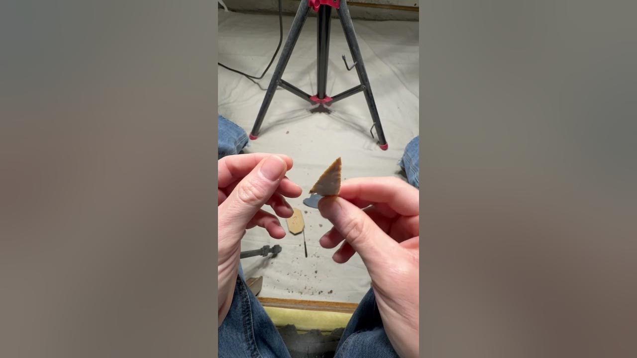 Flint Knapped arrowhead with corner notching. #flintknapping #arrowheads - YouTube