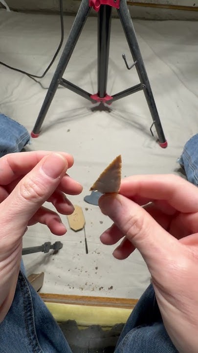 Flint Knapped arrowhead with corner notching. #flintknapping #arrowheads - YouTube