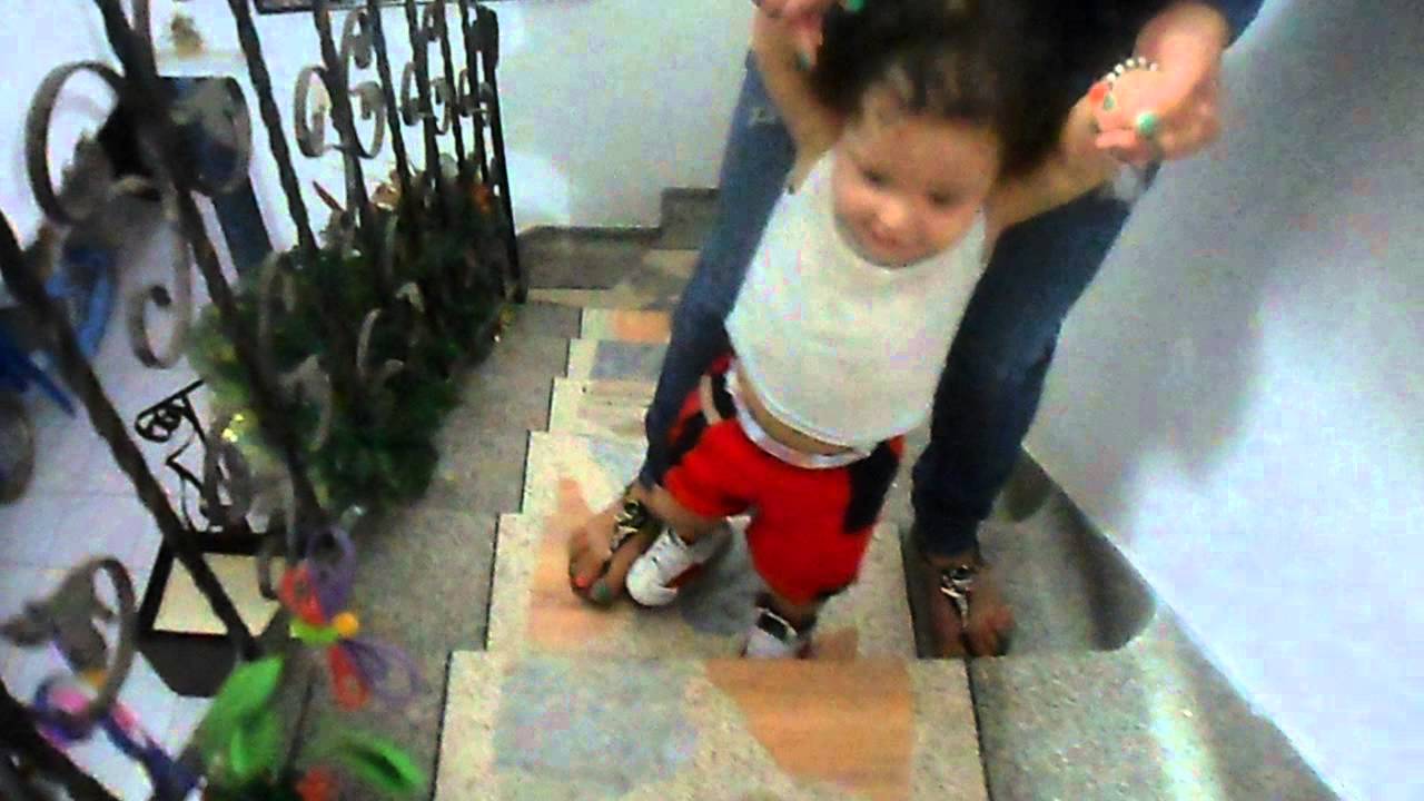 Bebe Subiendo Gradas - YouTube