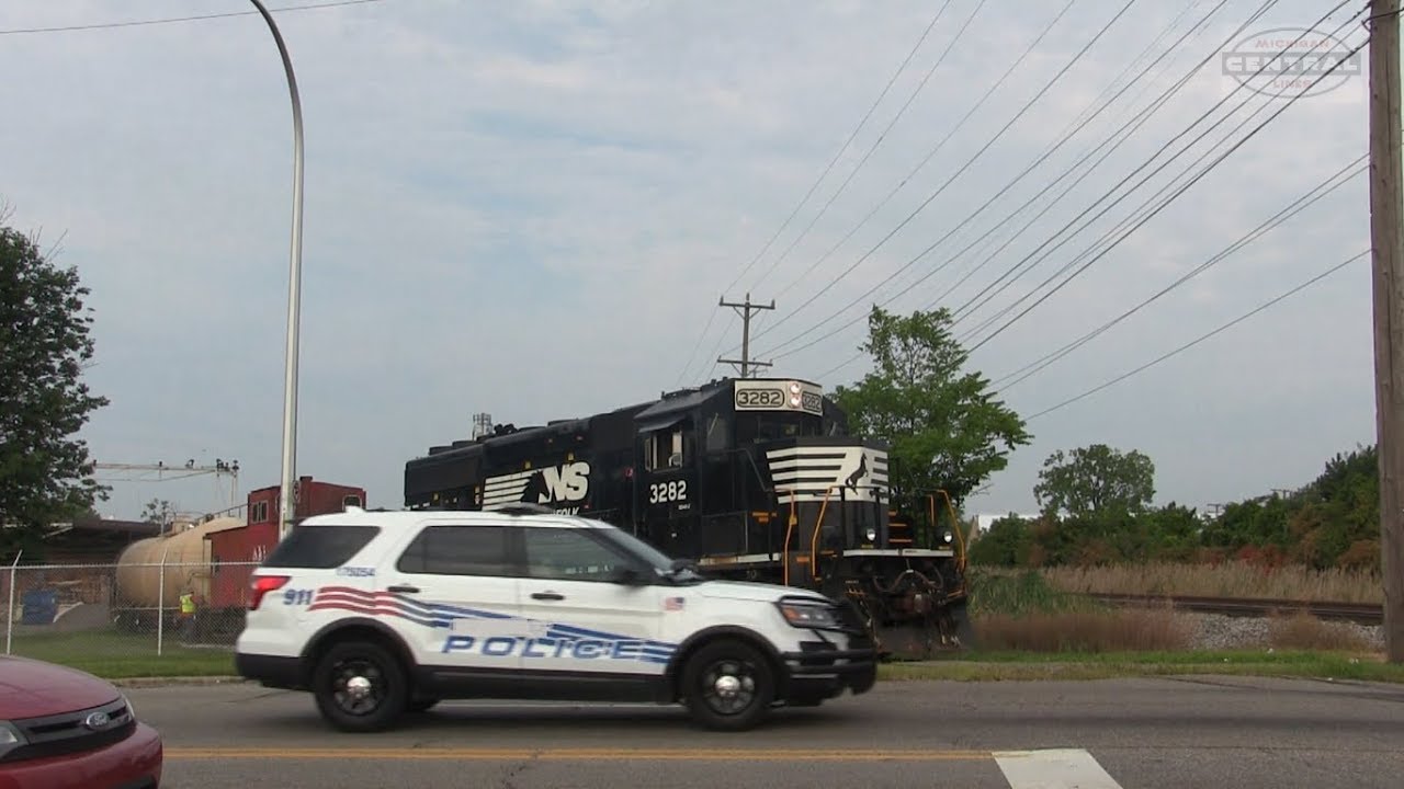 Police car Runs Railroad Gates (stopped train) - YouTube