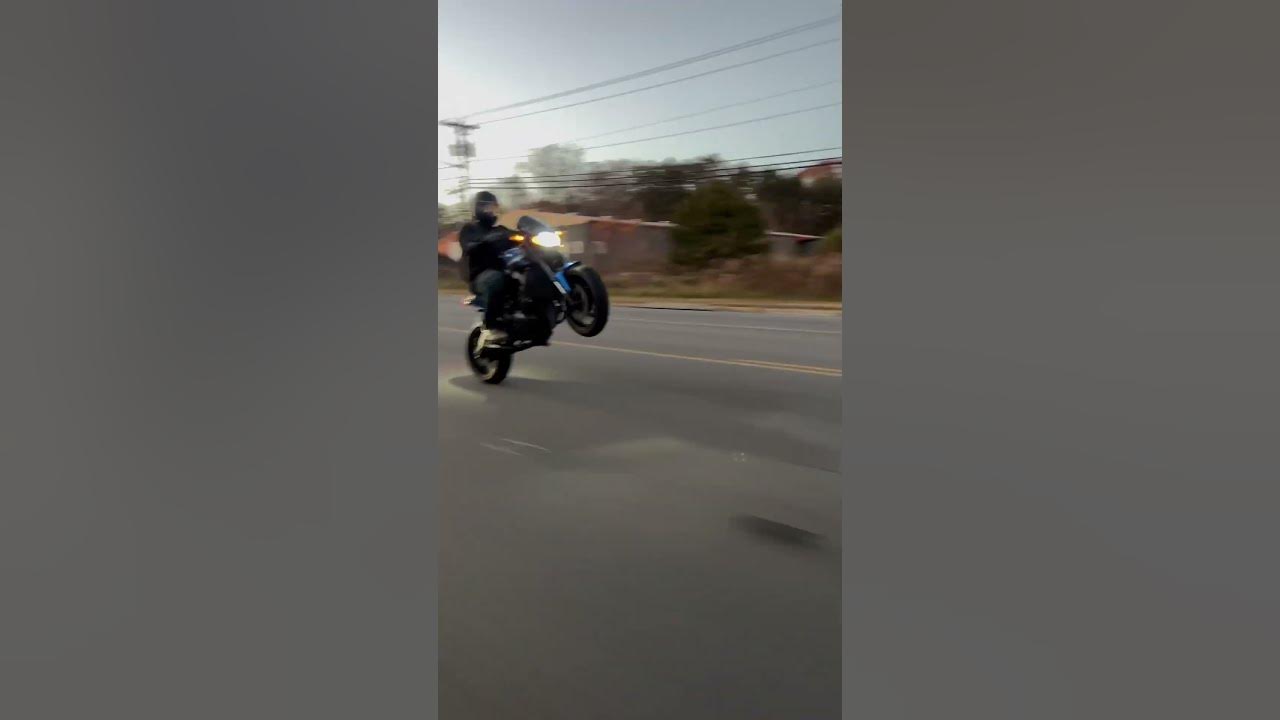 Fz09 wheelie - YouTube