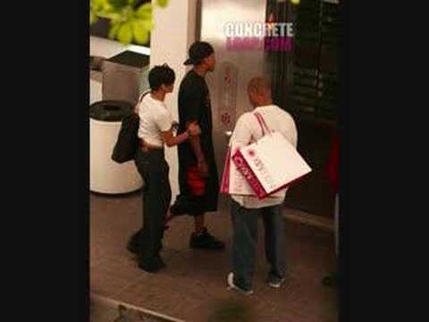 Chris brown and rihanna kissing at kfc