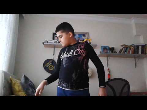 Veled evde yalnız kalınca şarkı yapıyor(biz kimin evladıyız  biz çocuğuz )