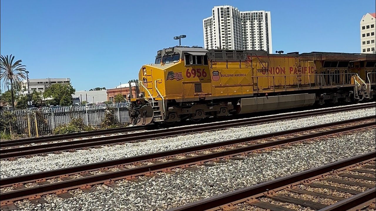 UP 6956 New Paint Leads UP MRVOA With SD70M Southbound Emeryville ...