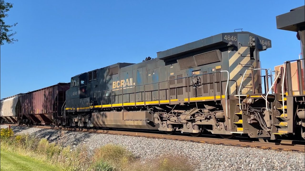 CN B790 hauls past Buffalo Grove with BCOL 4646 trailing - YouTube