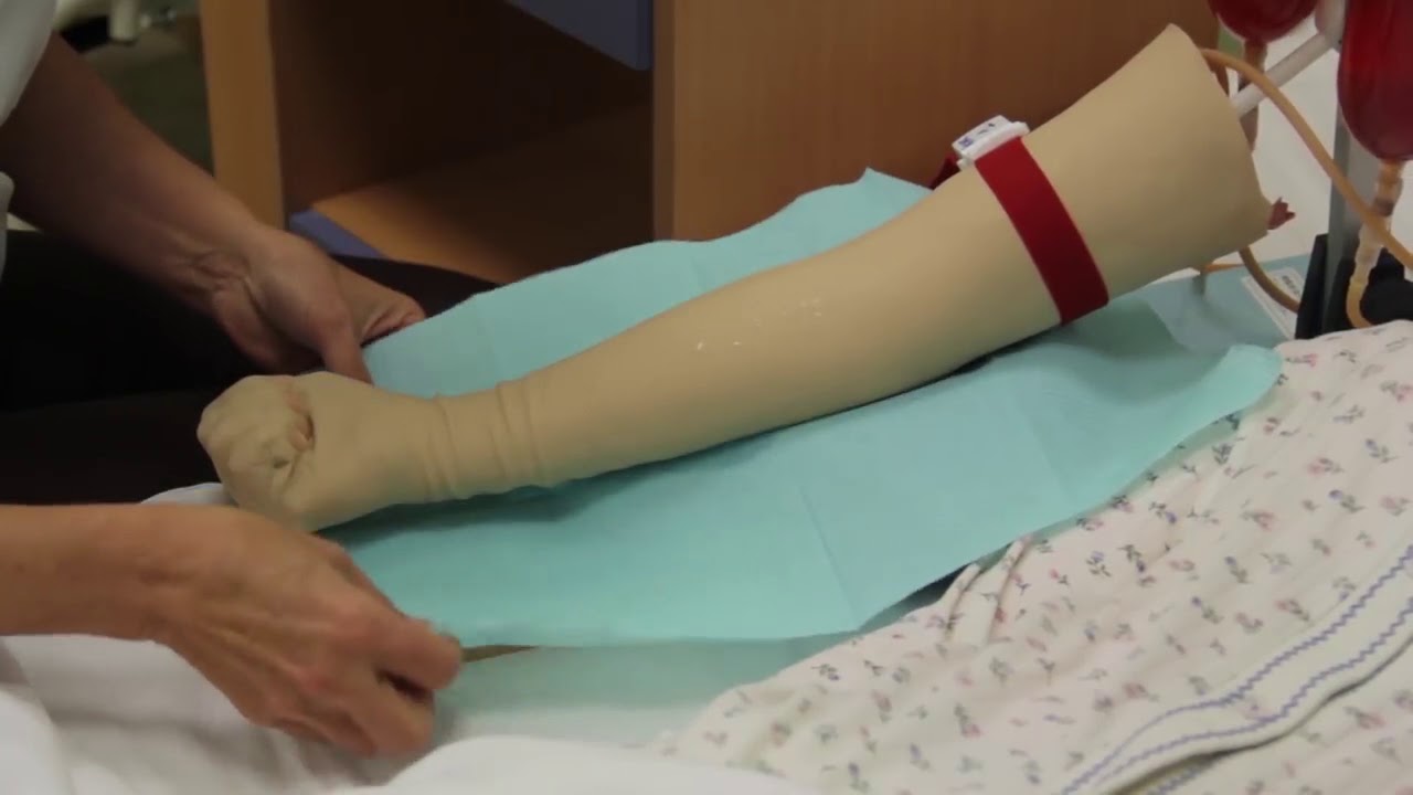 Bloedafname op een pop - Skillslab - Zowe Verpleegkunde - YouTube