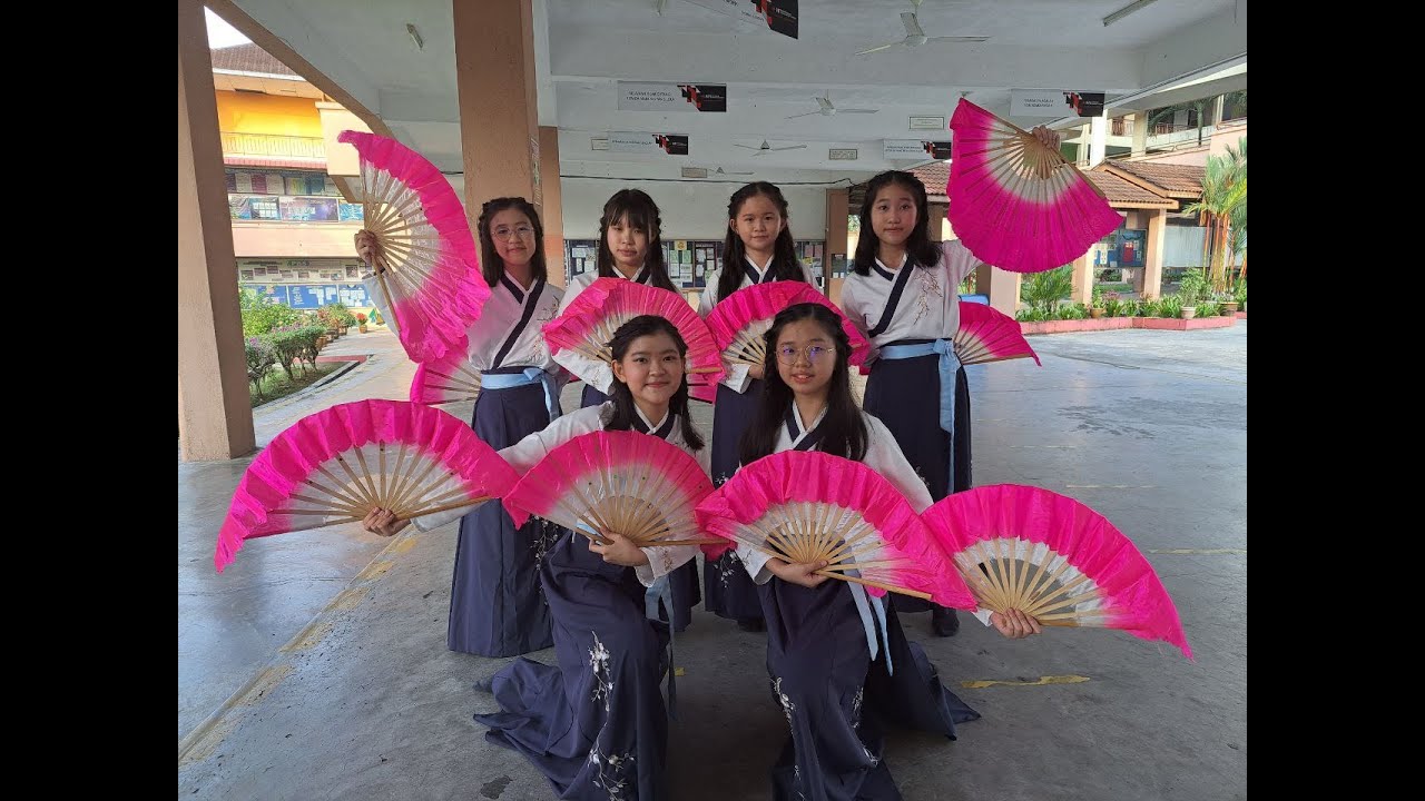 Chinese Traditional Fan Dance 扇子舞 - YouTube