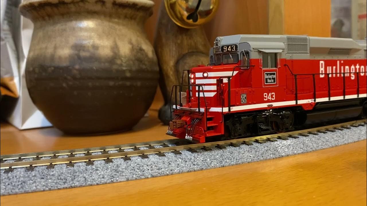 Scaletrains CB&Q GP30 - YouTube