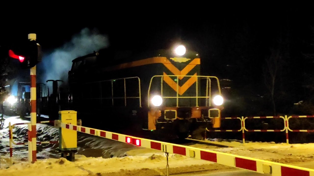 SM42-741 z pociągiem o przekroczonej skrajni do Ostrołęki - YouTube