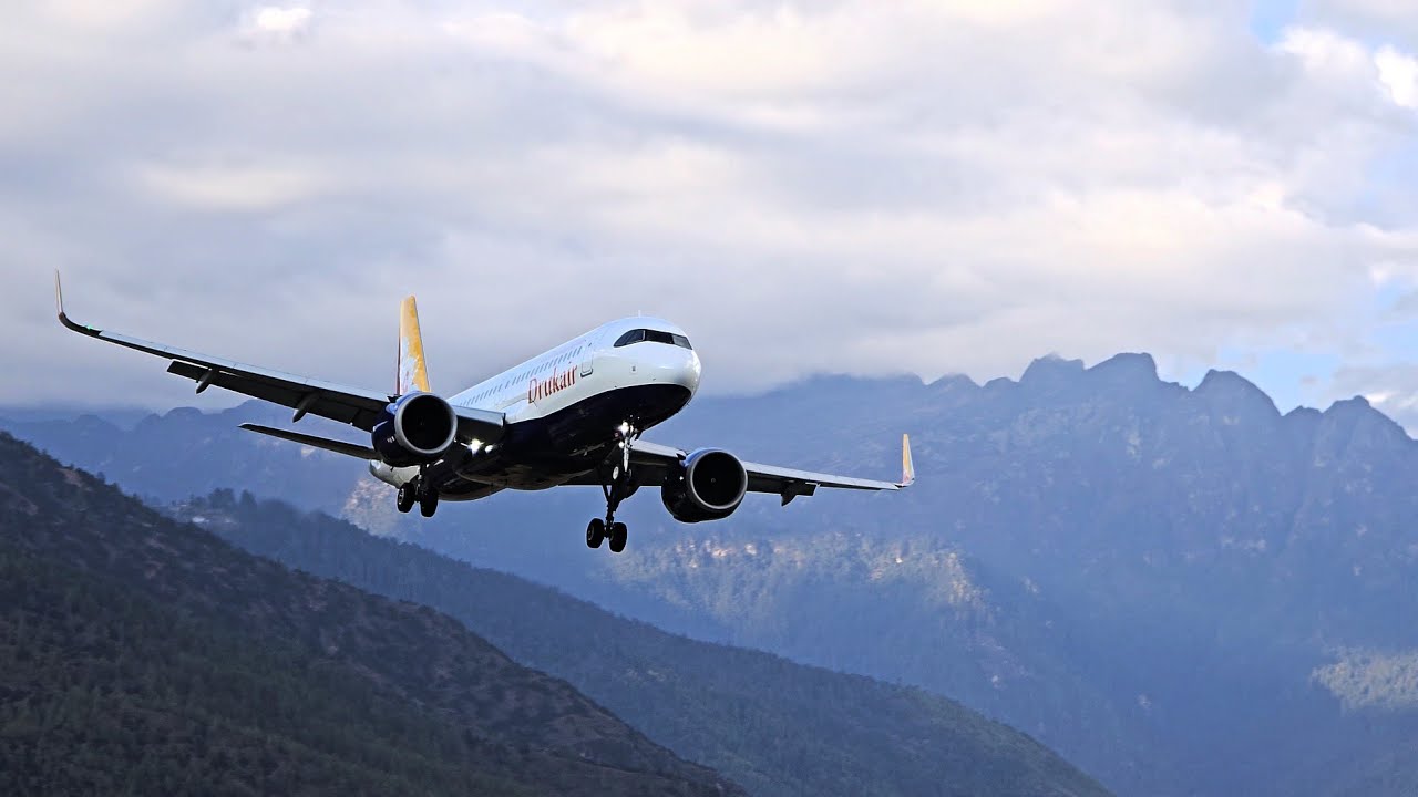 Close-Up: A320's Precision Approach & Smooth Touchdown on Runway 15 ...