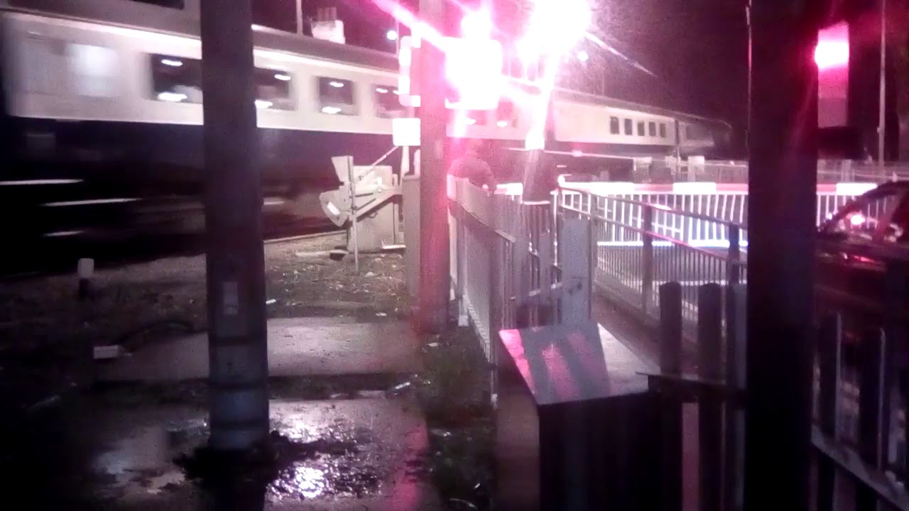 37558 - 37402 crosses Walton Street Level Crossing - YouTube