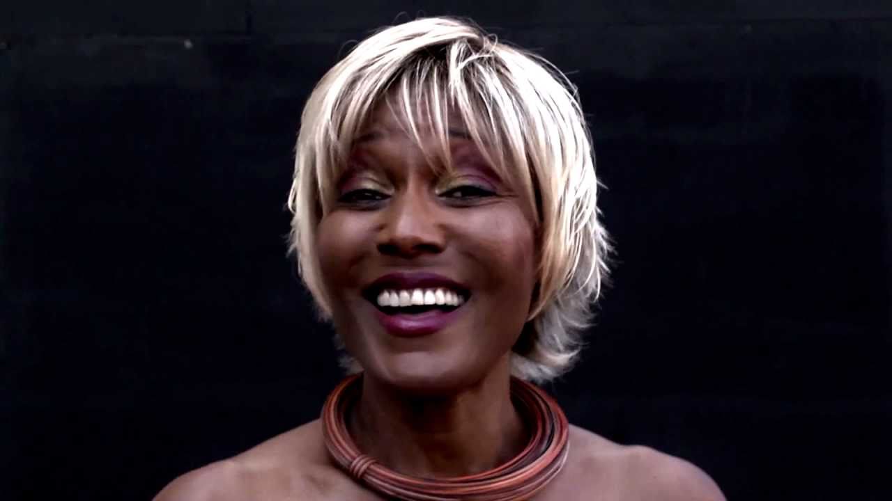 Amii Stewart Spot Walking Africa IT - YouTube