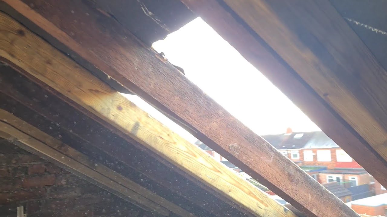 Fitting the Sunlux skylight and insulation - YouTube