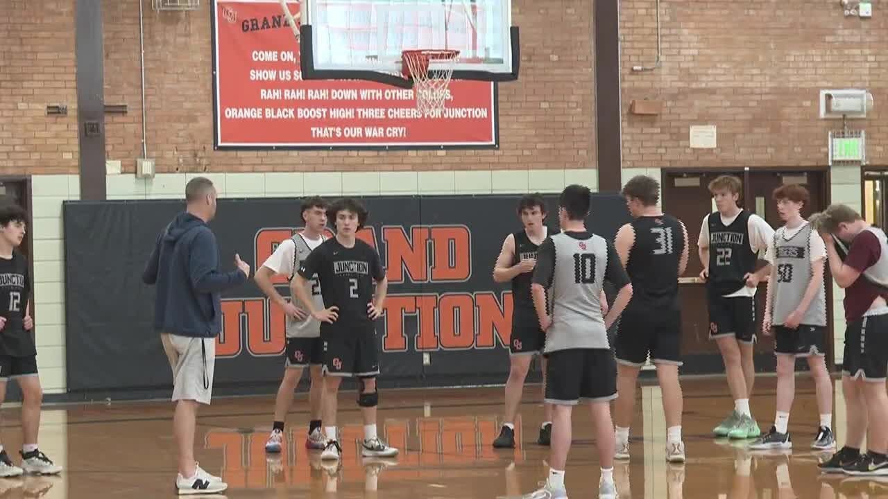 Grand Junction and Fruita Monument boys hoops prep for 2nd round matchups - YouTube