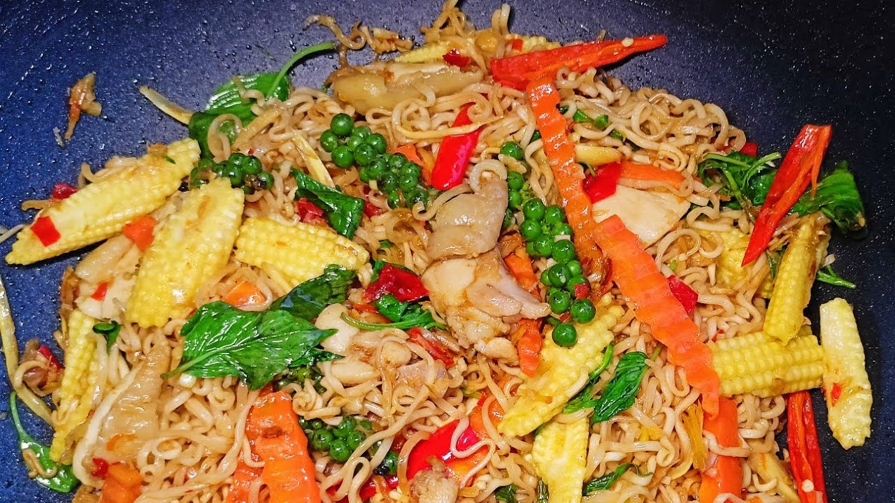 มาม่าผัดขี้เมาไก่ ( Stir Fried chicken Instant Noodles spicy with ...