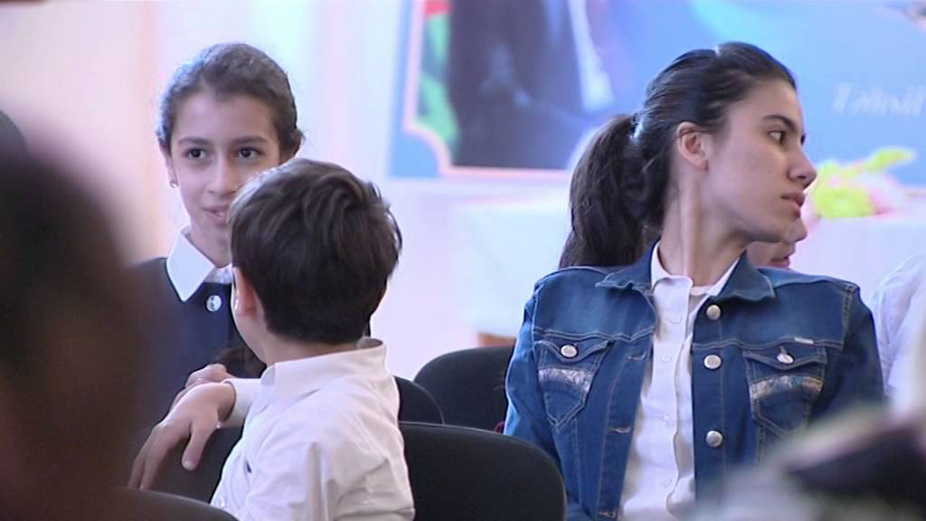 57 saylı Mekteb 1a Sinifi Elifba bayramı 2014 bolum 1 - YouTube