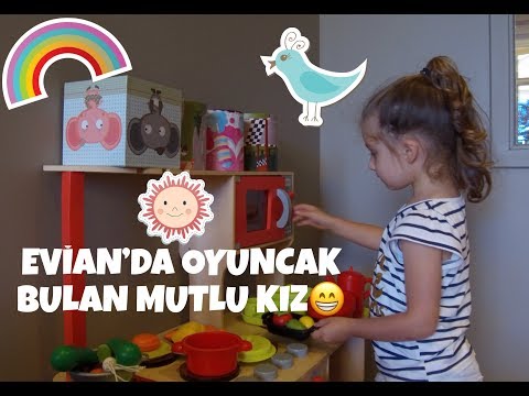 EVİAN'DA OYUNCAK BULAN MUTLU KIZ