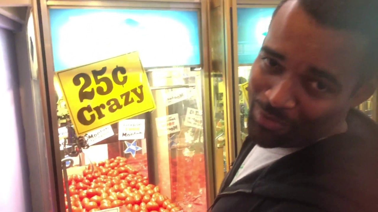 Ed's Funcade Wildwood NJ 25 Cent Claw Machine Crazy - YouTube