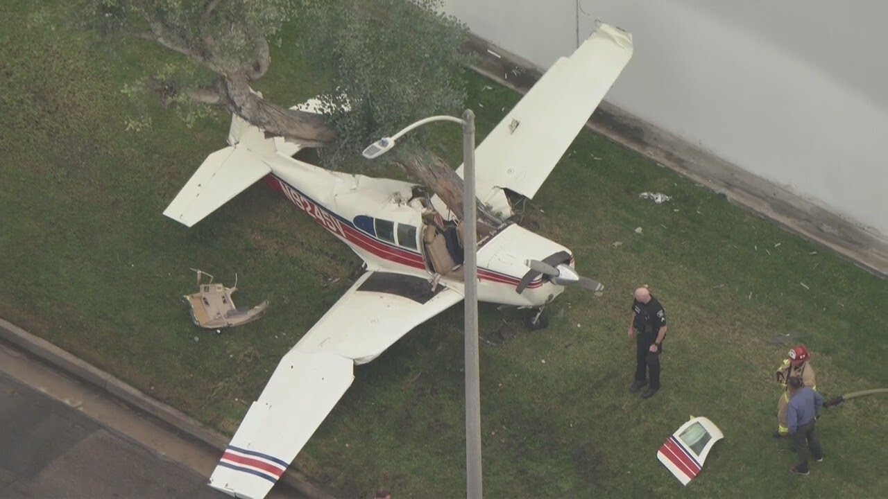 Small plane crashes into tree in Fullerton - YouTube
