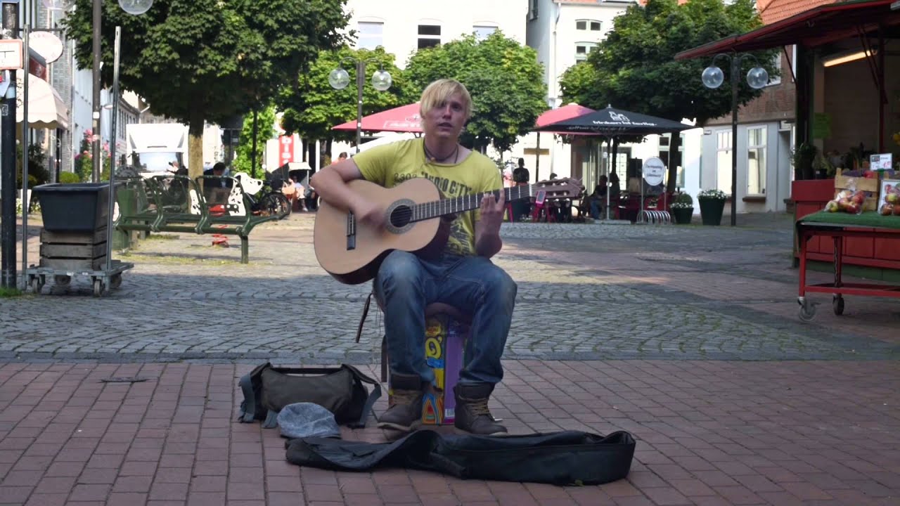 Jan Timm - "Männer" - Straßenmusik in Eckernförde - YouTube