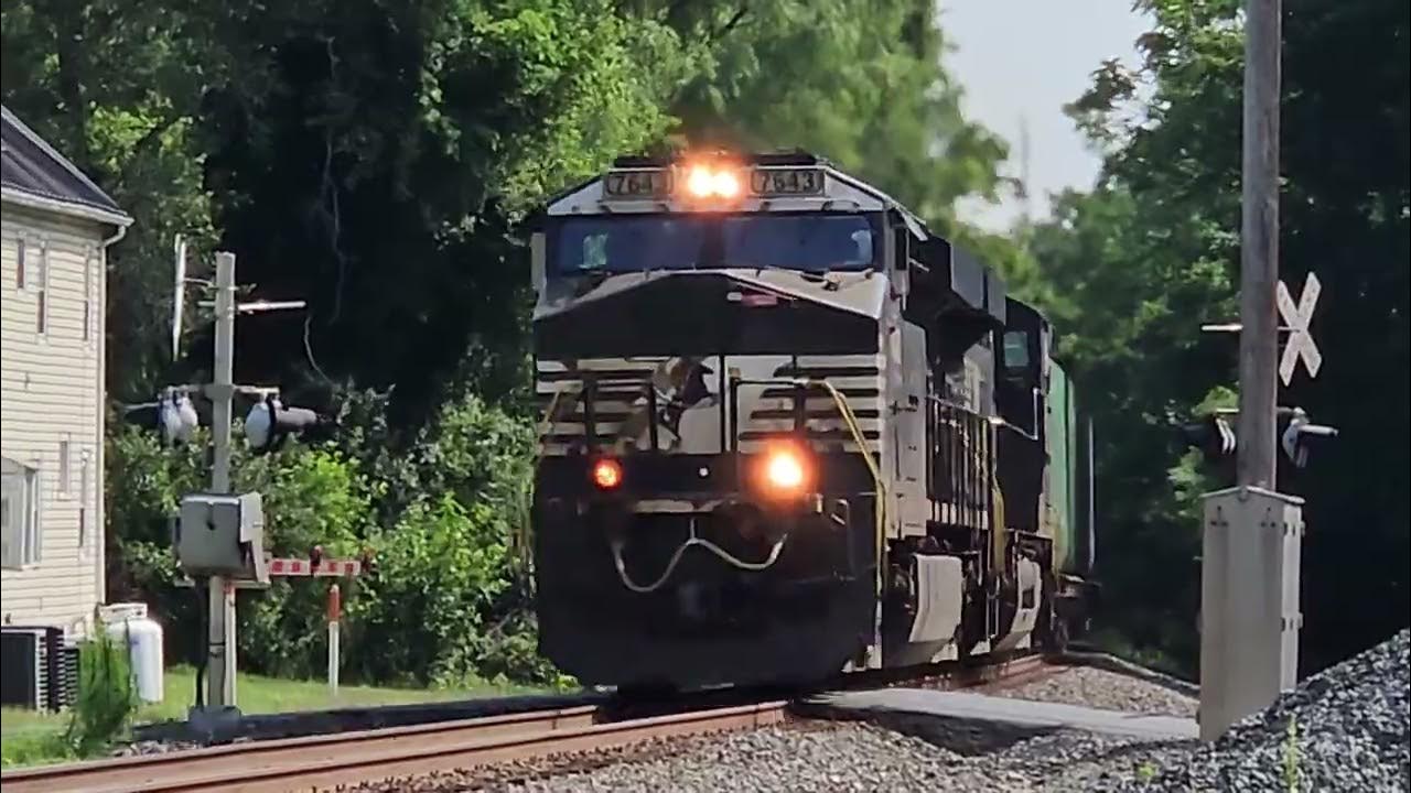 NS 7643 Leads NS 8138 on NS 25A Passing Through in Boyce VA - YouTube