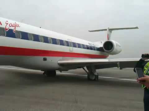 Plane slides off runway in Chicago - YouTube