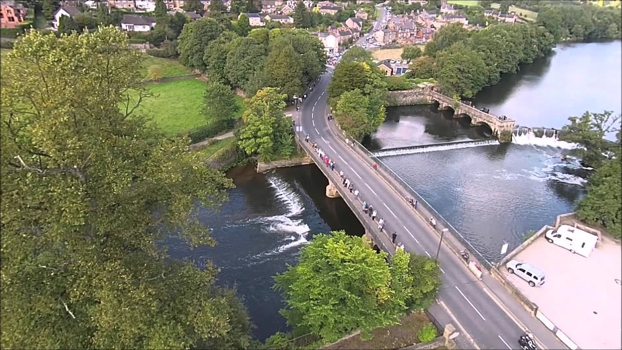 Tour Of Britain entering Belper over the mill bridge - YouTube